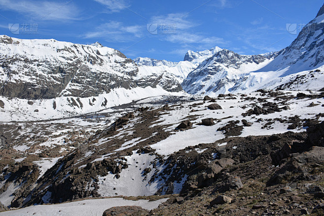 智利圣地亚哥的山脉、山谷和雪的景观