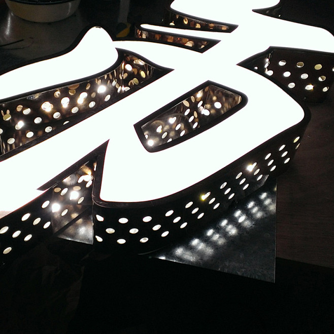 发光字 镜面不锈钢围边亚克力面侧面冲孔发光字 门头招牌灯箱字-tmall.com天猫