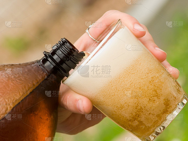 手里拿着酒杯 6821
