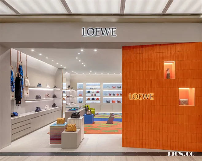 LOEWE 延续Jonathan Anderson设计的风格在柏林开了一家新店-花瓣网