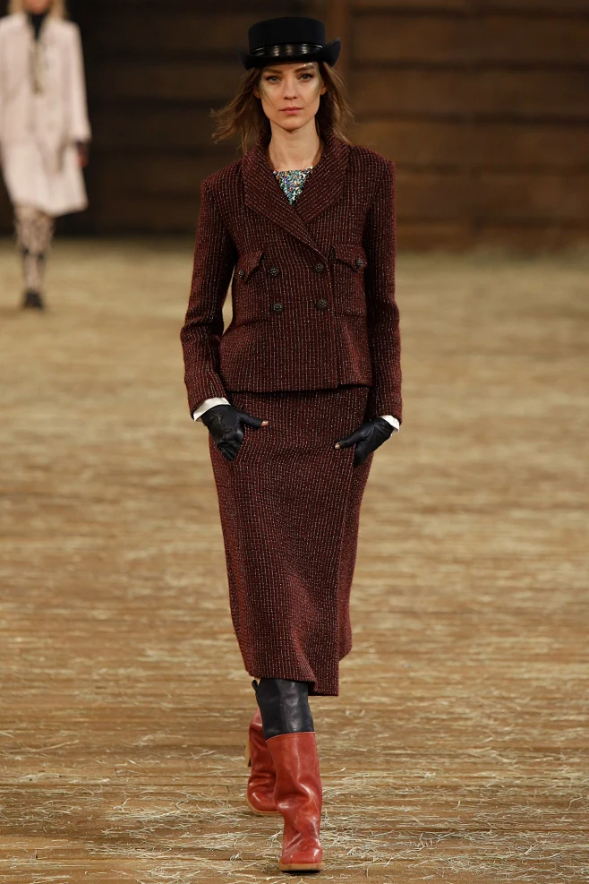 Chanel Pre-Fall 2014 Fashion Show : The complete Chanel Pre-Fall 2014 ...