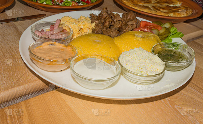 Plachinta，奶酪和玉米粥。