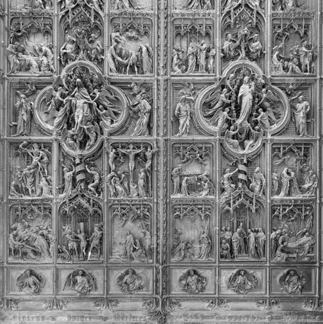 米兰大教堂的门-花瓣网