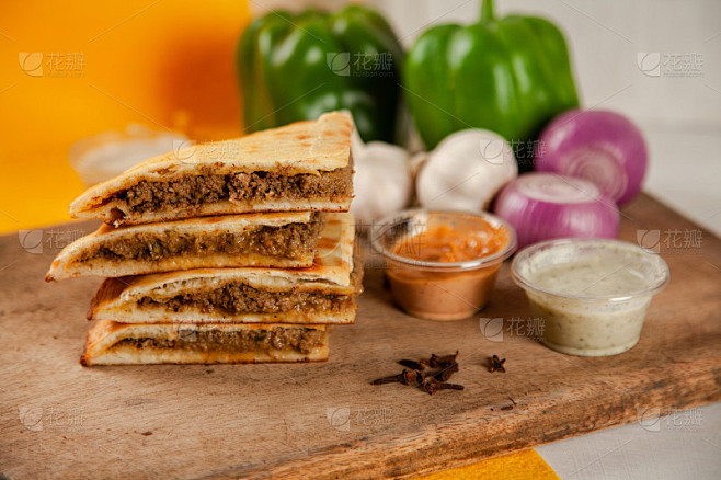 塞满碎肉的qema馕饼与辣酱和配料