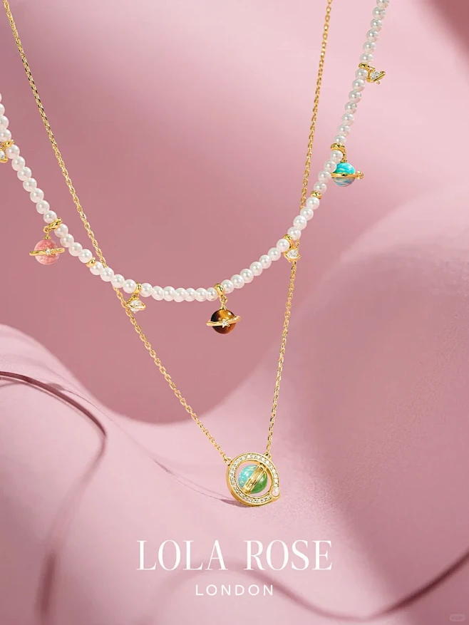 Lola Rose品牌大使孙千佩戴日心说系列首饰 带有珍贵寓意的珍珠间点缀着彩色宝石打造的星球，以“千”种色彩诠释极致的宇宙浪漫 ...