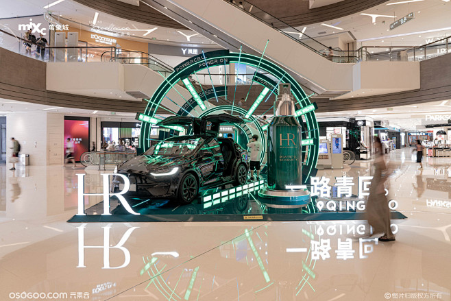 赫莲娜绿宝瓶X特斯拉快闪店