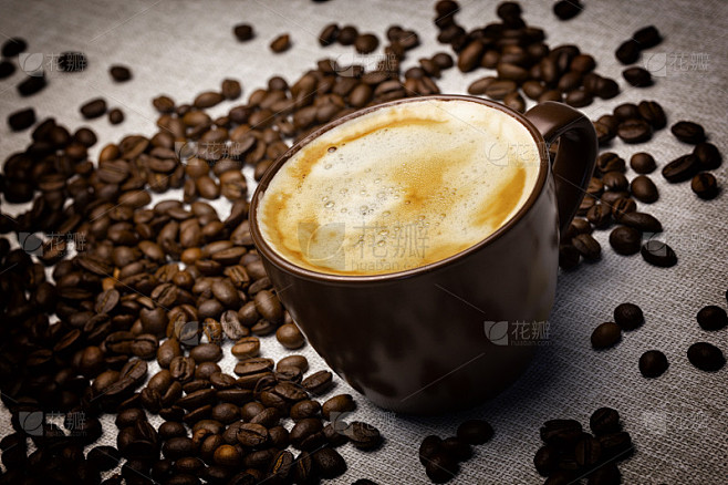 一杯咖啡和撒在麻袋上的咖啡豆