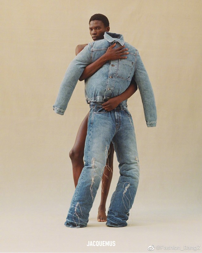 Jacquemus 最新广告片，题为“Jacquemus Sculpture”。以夸张手法将单品层层堆叠，有种超现实的趣味