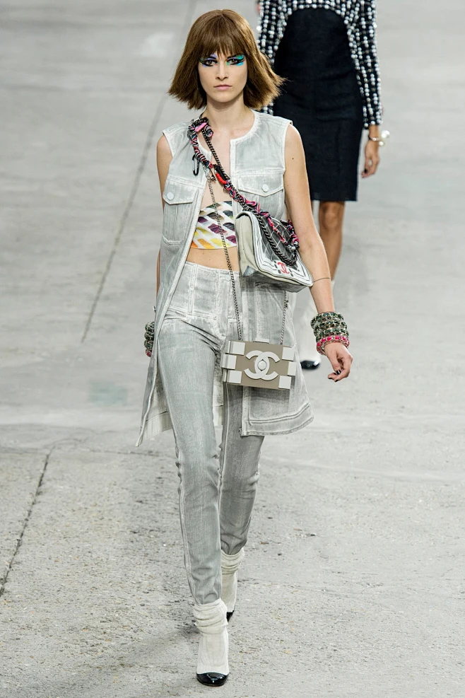 Chanel Spring 2014 Ready-to-Wear Fashion Show : The complete Chanel ...