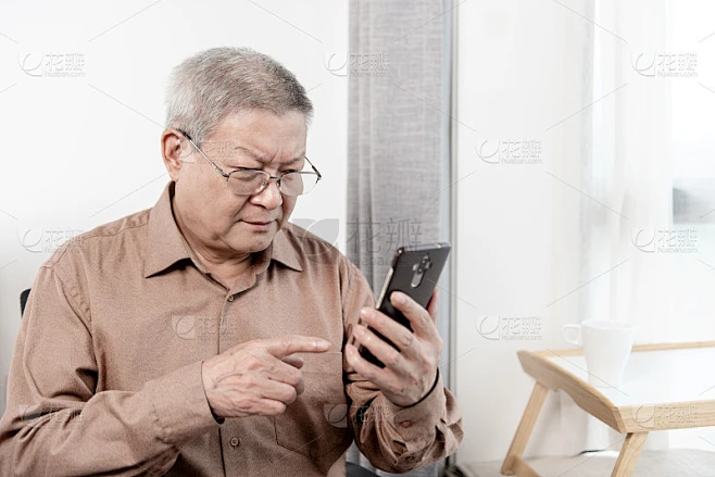 看手机的老人素材-花瓣网