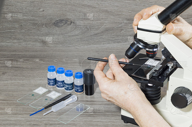 一个人在显微镜下工作