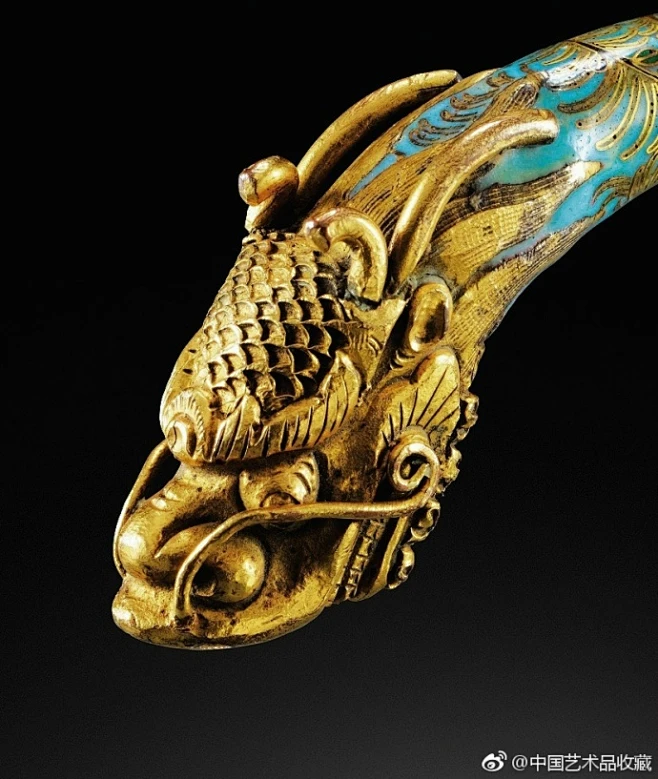 #珐琅#【 清十八世纪 《掐丝珐琅卷草纹龙头杖首》 】14.3cm。 在我国，手杖既是老人扶行的工具，也是风雅的装饰。龙首杖在宋代发展，元代 ...