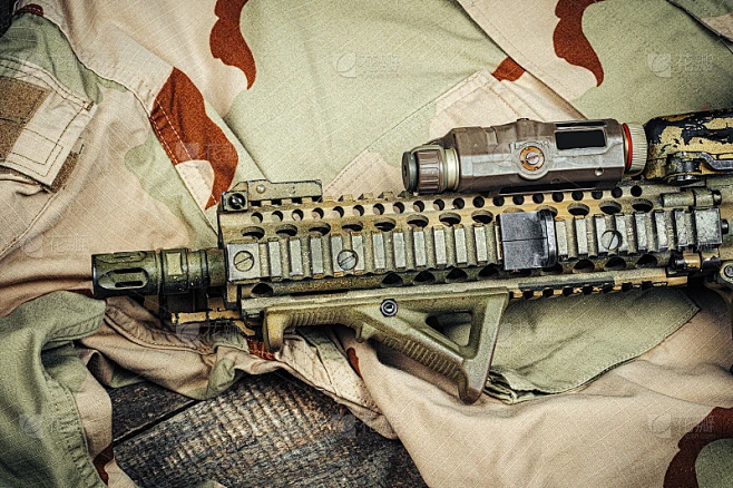 M16步枪在木板上的特写照片素材-花瓣网