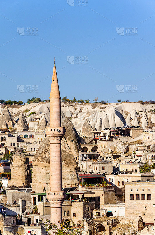 土耳其卡帕多西亚，火山岩石形成的洞穴城镇，戈雷米的石头房屋，凝灰岩雕刻的山景