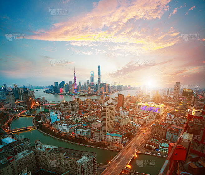 航拍上海外滩日出天际线