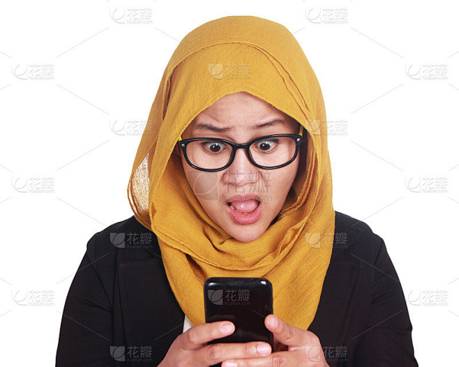 年轻女商人震惊的表情，看着她的手机