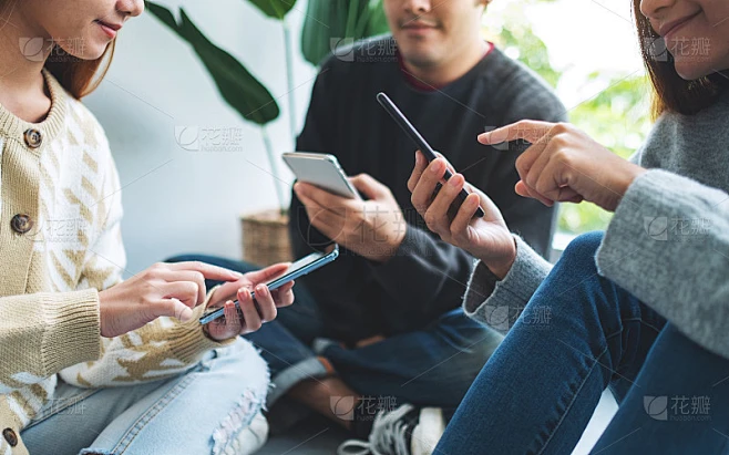 一群一起使用和看手机的年轻人素材-花瓣网