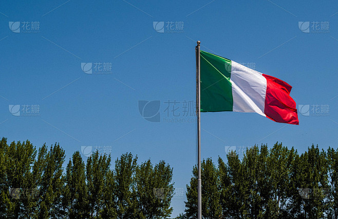 在晴朗的天空中挥舞着意大利国旗。
