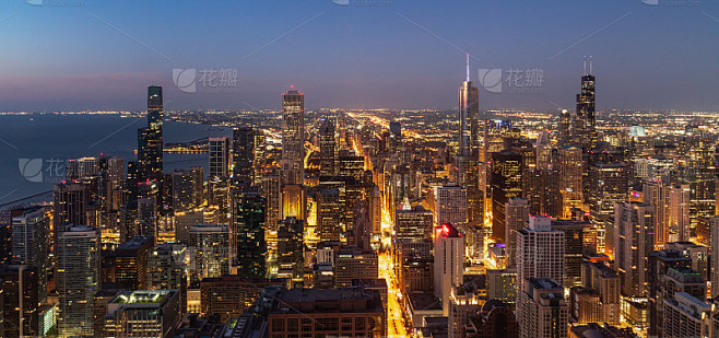 芝加哥城市黎明时分的美丽全景空中天际线，日出前的建筑和街灯，蓝色的天空和粉红色的云在地平线上。