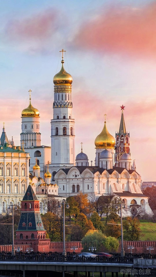 克里姆林宫位于俄罗斯首都莫斯科的心脏地带。它那高大坚固的围墙与钟楼、金顶和教堂、古老的楼阁与宫殿，耸立在莫斯科河畔的博罗维茨基山岗上，构成了一 ...