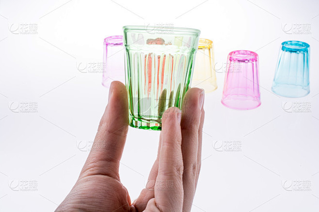 手里拿着五颜六色的酒杯 3320