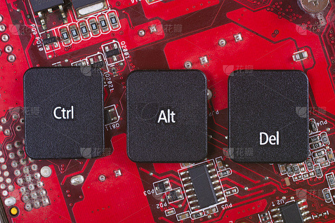 键盘按键组成字CTRL ALT CANC在红色电路在背景。