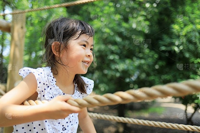 日本女学生玩走绳(6岁)