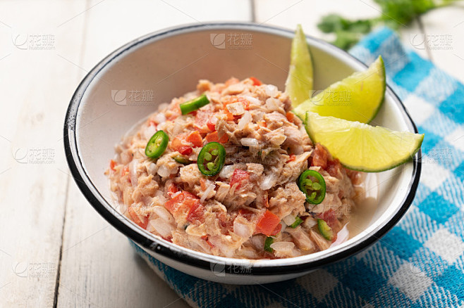 酸橘汁腌鱼罐头配辣椒和番茄