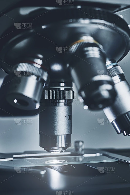 实验室里的现代金属透镜显微镜。素材-花瓣网