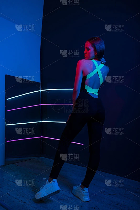 一个美丽迷人的运动苗条女孩的工作室肖像。素材 花瓣网 1577