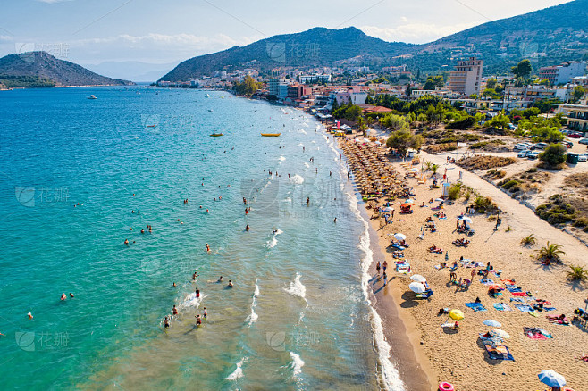 从希腊伯罗奔尼撒半岛最受欢迎的旅游胜地阿戈里达俯瞰Tolo海滩