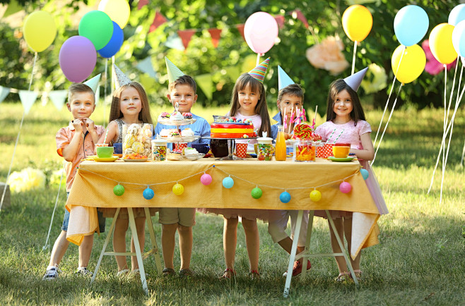 children-celebrating-birthday-park
