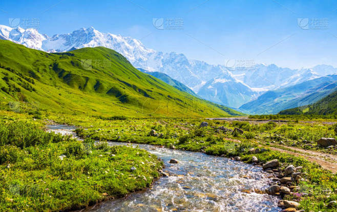 美丽的山间溪流与彩色的石头在岸上伸大山林。上斯瓦涅季，格鲁吉亚，欧洲。快乐的生活方式。美丽的宇宙.