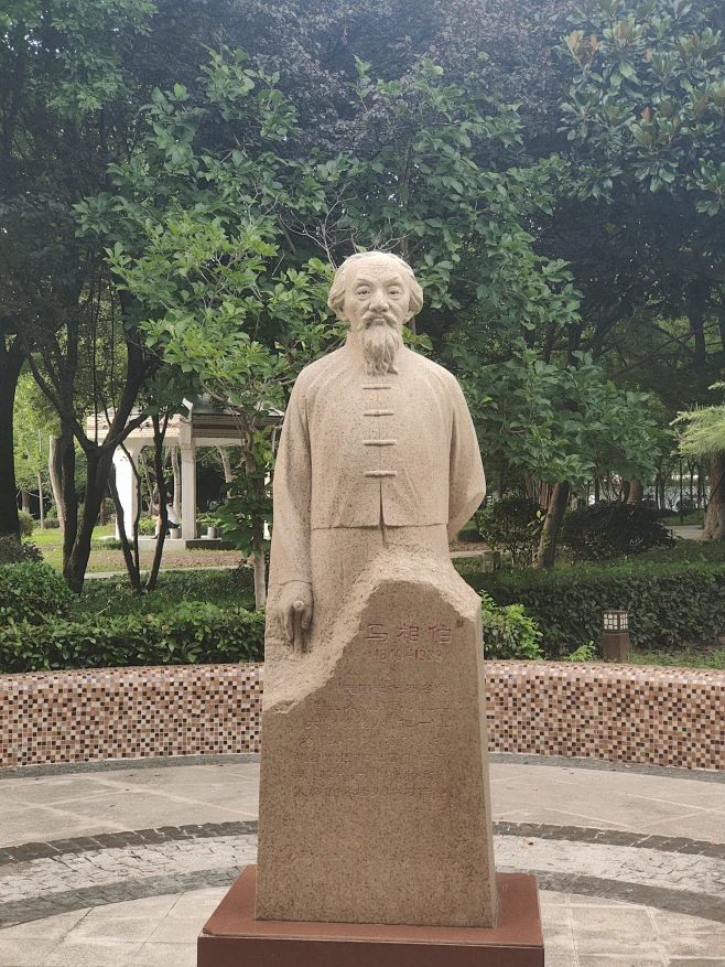 马相伯:震旦_复旦大学创始人。 我是一条狗，只会叫。叫了一百年，还没能把中国叫醒。-花瓣网