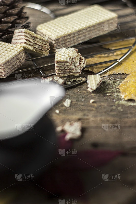 甜美的俄罗斯artek华夫饼在木制背景，与一壶牛奶。传统的甜食和甜点。素材-花瓣网