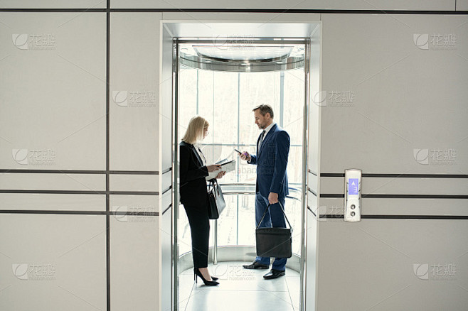 商务人士站在电梯里