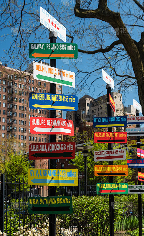 芝加哥不同城市街道上的导航标志