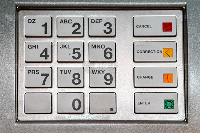 特写现代银金属ATM键盘。选择的重点