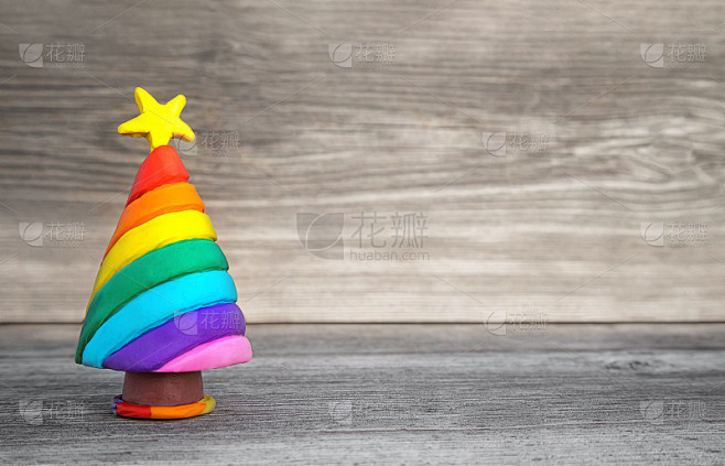 彩虹色的微型粘土圣诞树。