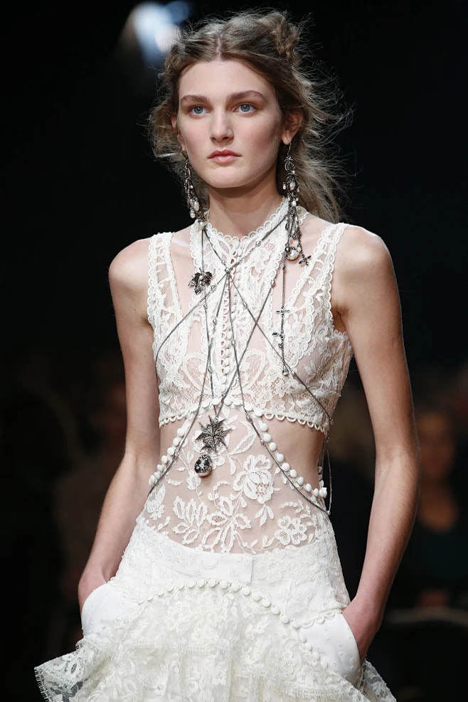 Alexander McQueen Spring 2016 Ready-to-Wear Fashion Show Details ...