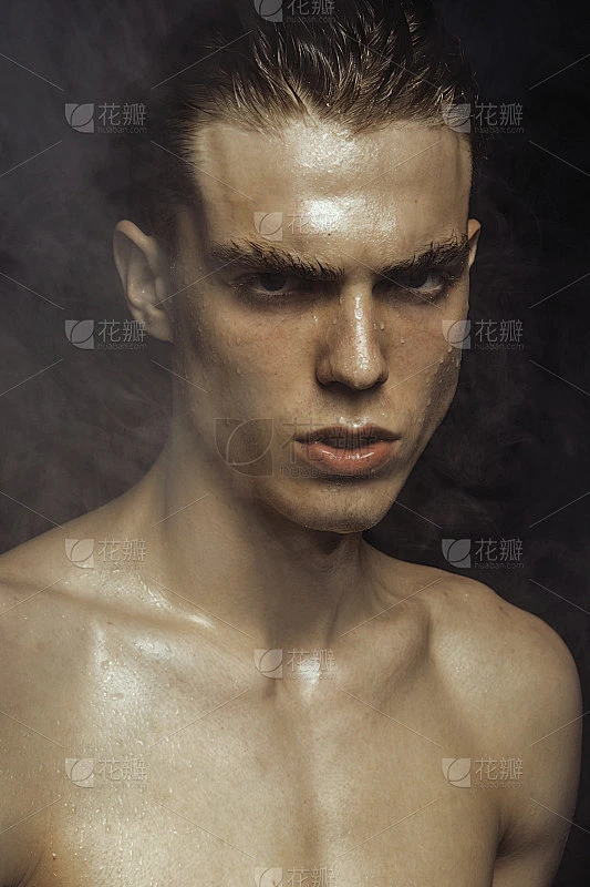 英俊的湿的运动性感的裸体男子肖像与水珠和烟孤立的黑色背景素材 花瓣网 1548