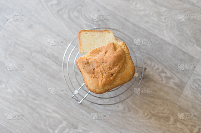 面包。特写镜头。一片面包。