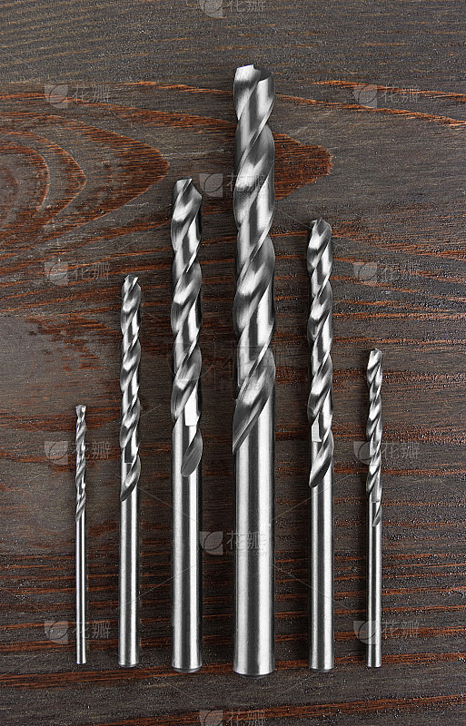 不同尺寸的钻头