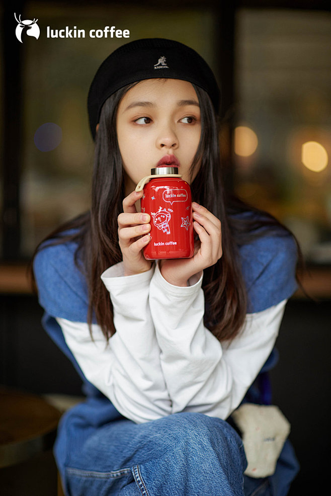 luckin × mosh！联名款拿铁保温杯，圣诞红配毛衣杯套时尚可爱又便携，还有小贴纸随杯赠送，这个冬天出_006VJ4P6ly1gliw9xg83kj30rs15mx6p