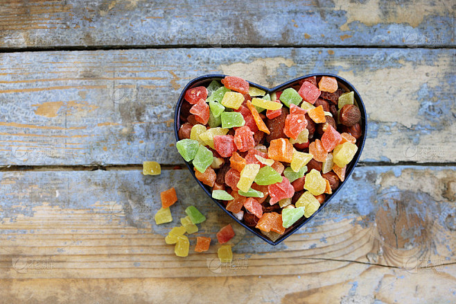 糖果在一个心形的盒子里