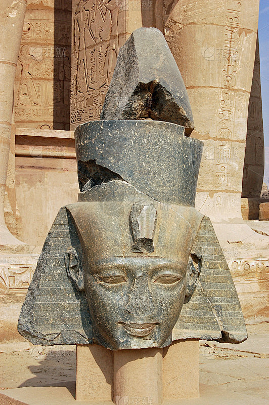 法老拉美西斯二世的古埃及雕塑，拉马塞姆，卢克索