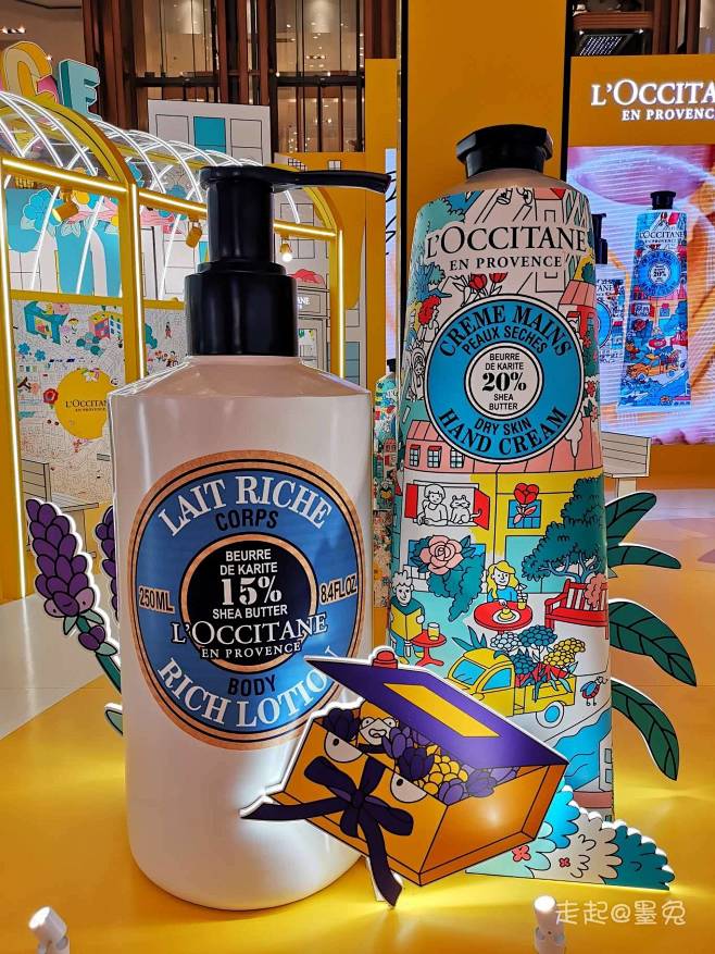 L'OCCITANE(新世界大丸百货) 欧舒丹最近在大丸中庭办了一个很可爱的展，不仅现场的桌椅都像漫画中出来的，还能在墙上涂鸦，自己创作。小 ...