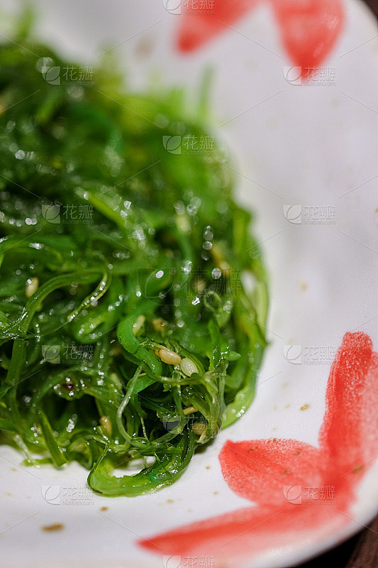 传统的日本Chuka海草沙拉
