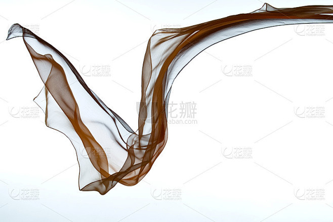 光滑优雅的彩色透明布料分离在白色背景上。