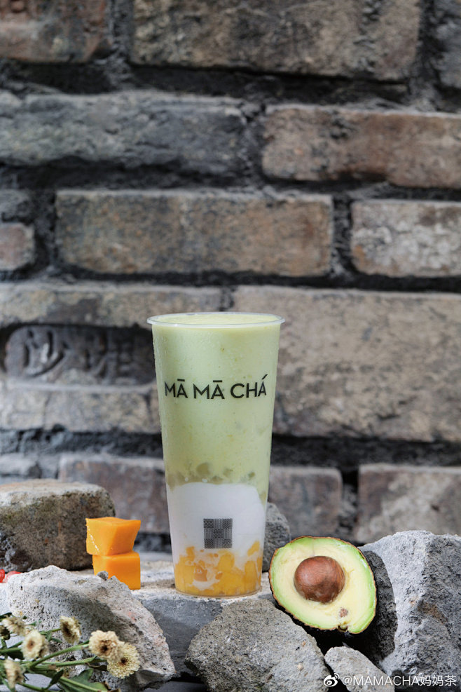 #MAMACHA# 牛油果甘露 一整颗牛油果搅打的冰沙，超级顺滑爽口 底料是经典的芒果果肉 寒天晶球（脆 ...